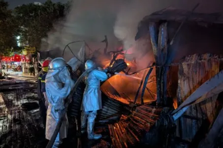 Hanoi: Large fire on Xuan Dieu Street quickly extinguished.