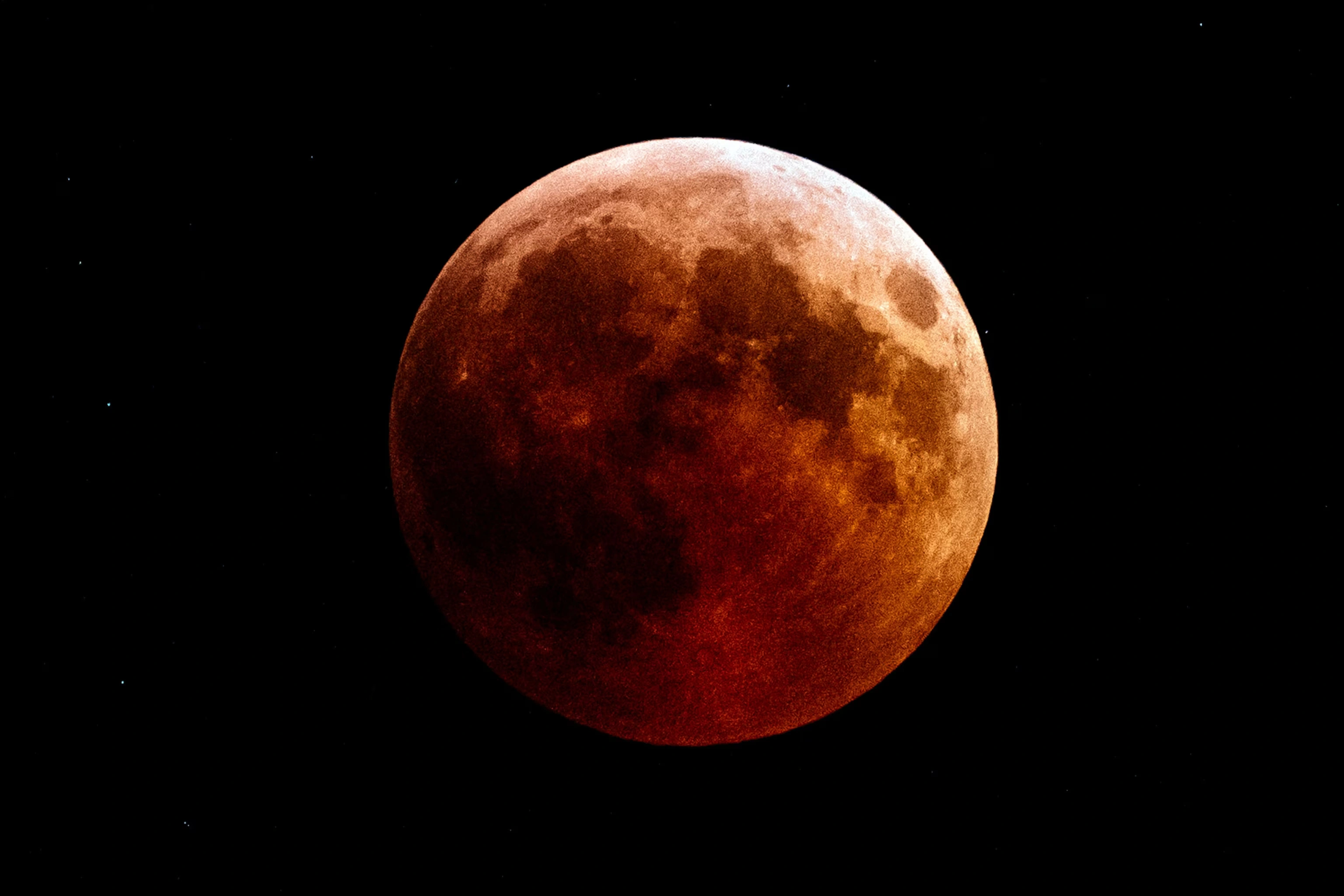 Observe the super 'blood moon' in Vietnam.