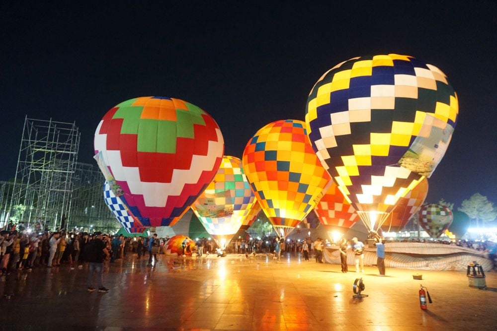 Sa Dec shines brightly with hot air balloons and lanterns welcoming the ...