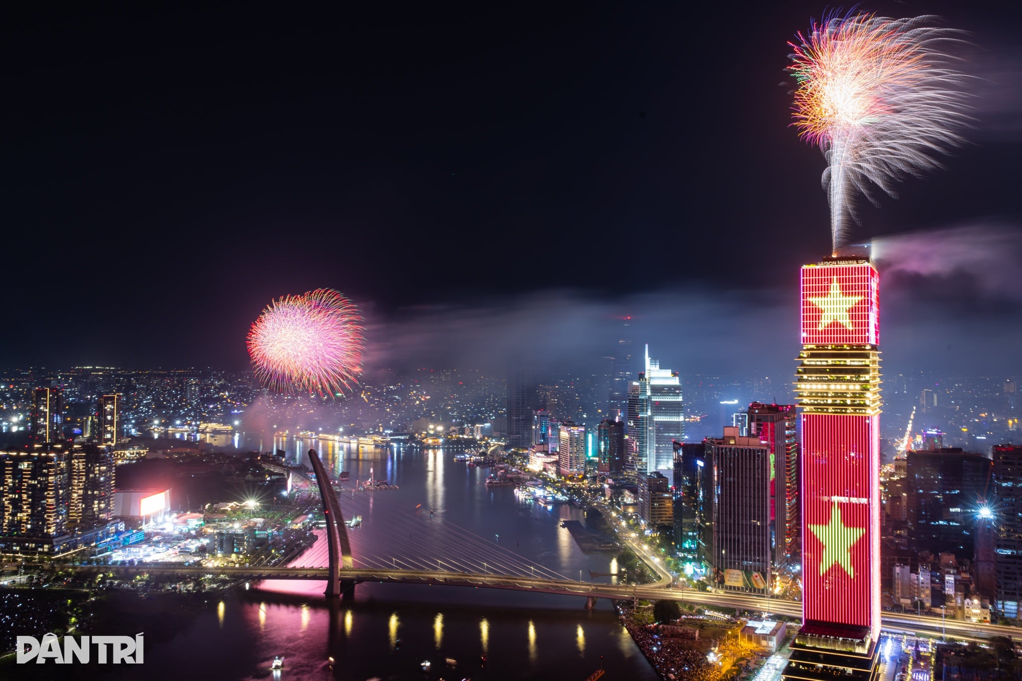 Fireworks illuminated the sky over Ho Chi Minh City to welcome the new ...