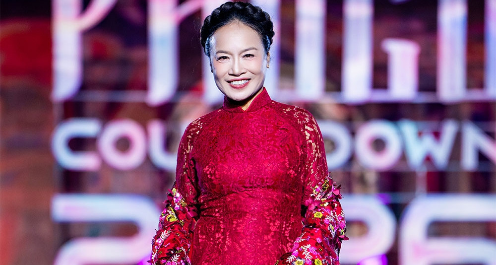 Actresses Tú Oanh and Minh Cúc model for designer Cao Minh Tiến's New ...