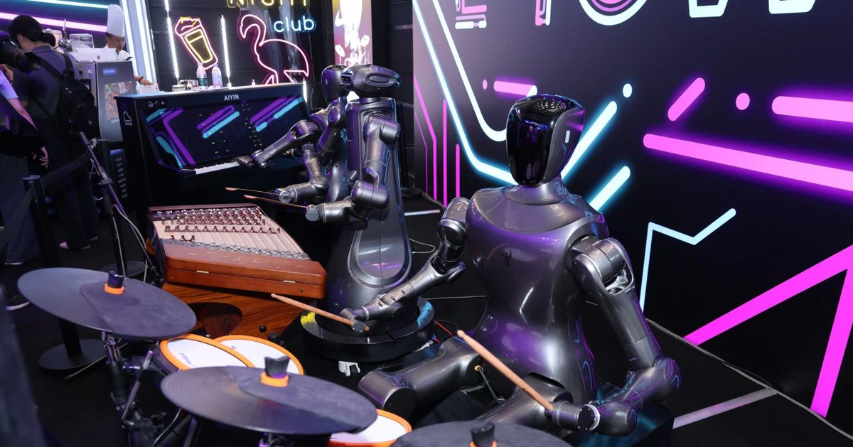 Un groupe de robots chinois se produit jusqu'à l'épuisement complet ...