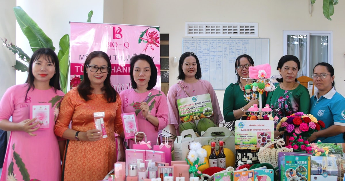 La jeune fille transforme les pelures de fruit du dragon en cosmétiques.
