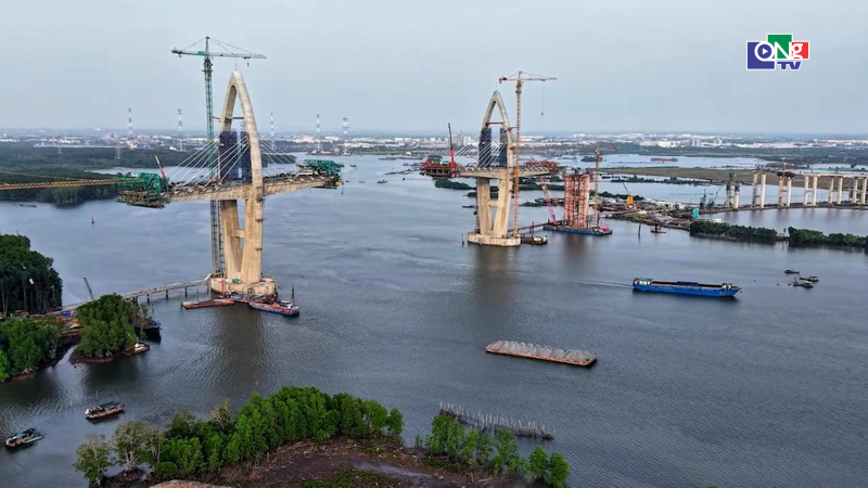 Les deux plus grands ponts du Vietnam sont en voie d'achèvement.