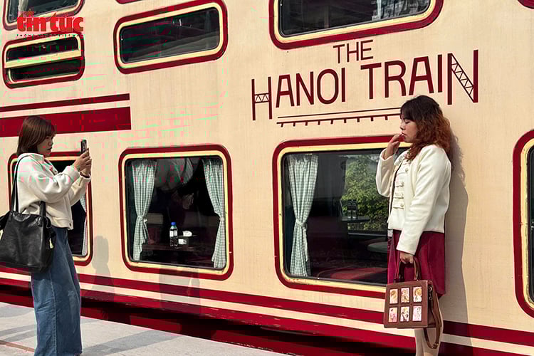 The 'Hanoi Five Gates' train attracts many passengers during the 2026 ...