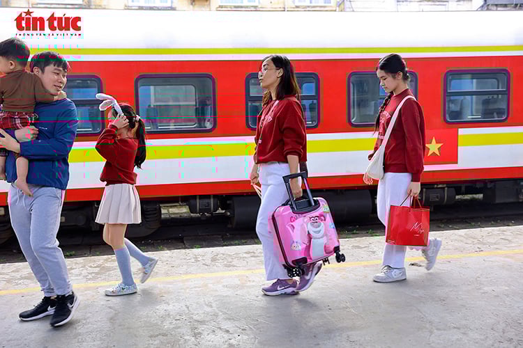 El tren 'Hanoi Five Gates' atrae a muchos pasajeros durante las ...
