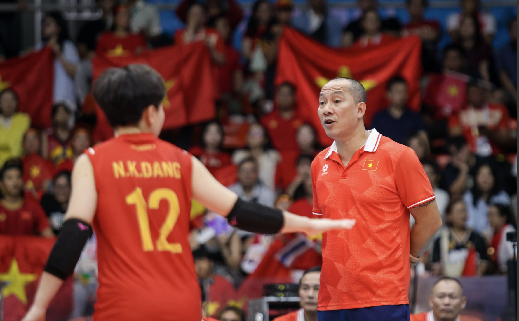 El entrenador Nguyen Tuan Kiet y una gran cantidad de estrellas del ...