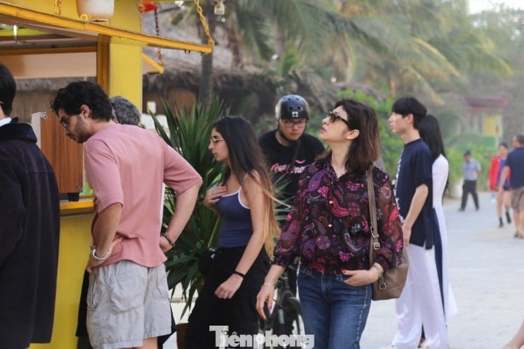 Da Nang: International tourists flock to the beach and surf during the ...