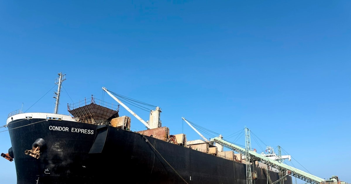 Giant ships flock to the deep-water port cluster in Ha Tinh.