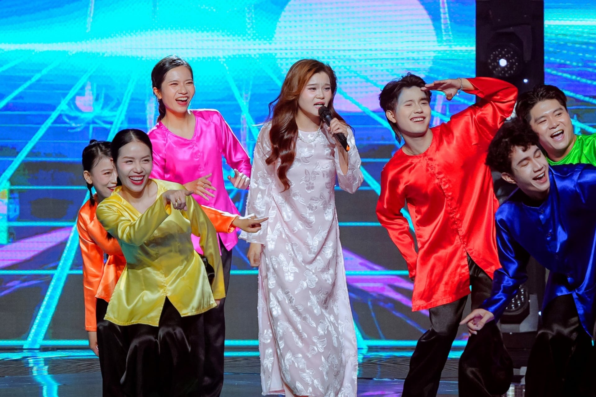 Singer Thanh Thanh receives good news.
