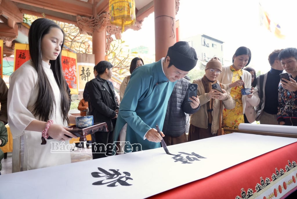 Calligraphy exchange and the first writing of the new year at Thanh ...