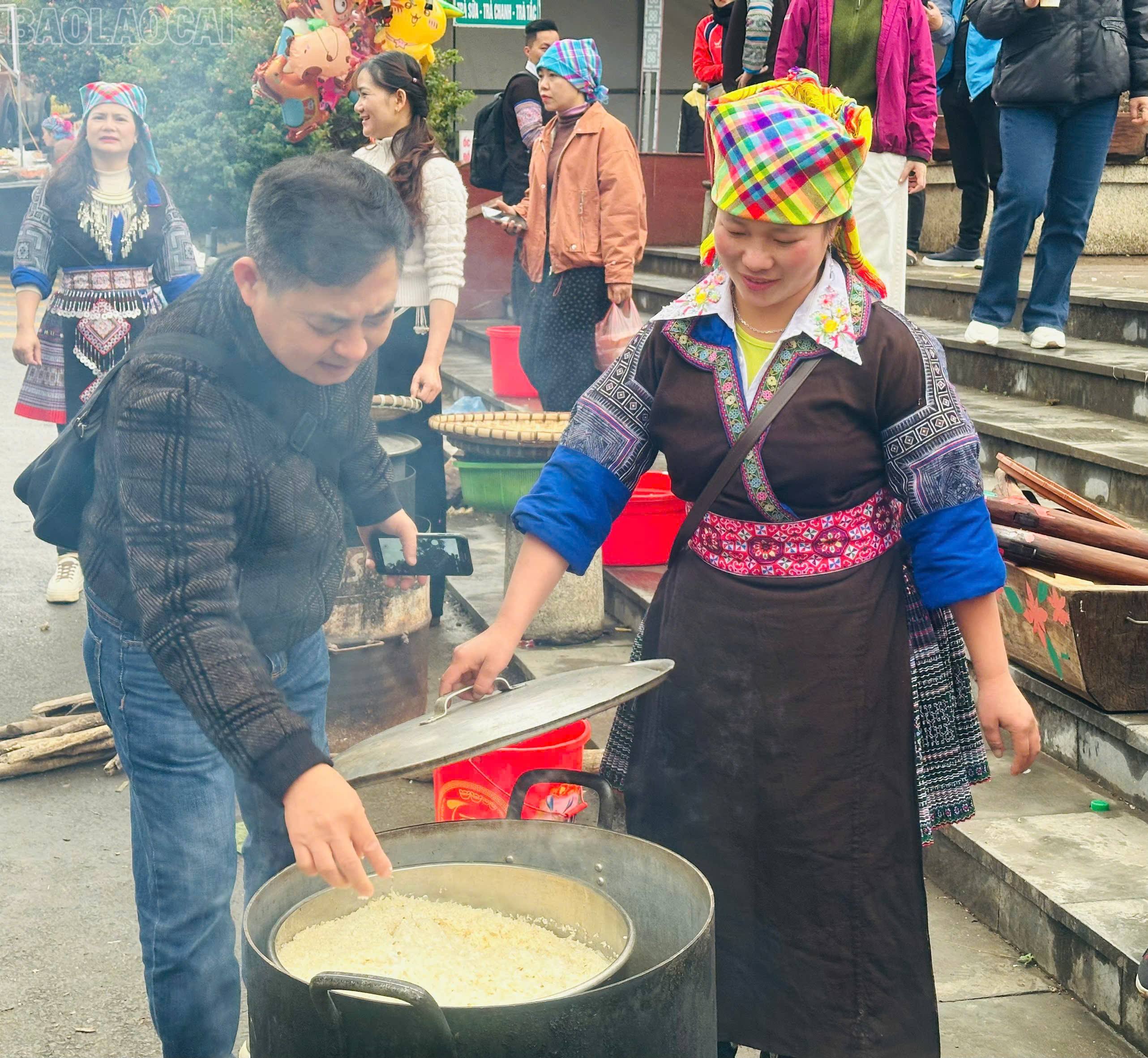 À Mu Cang Chai, une compétition animée de pilonnage de gâteaux de riz a ...