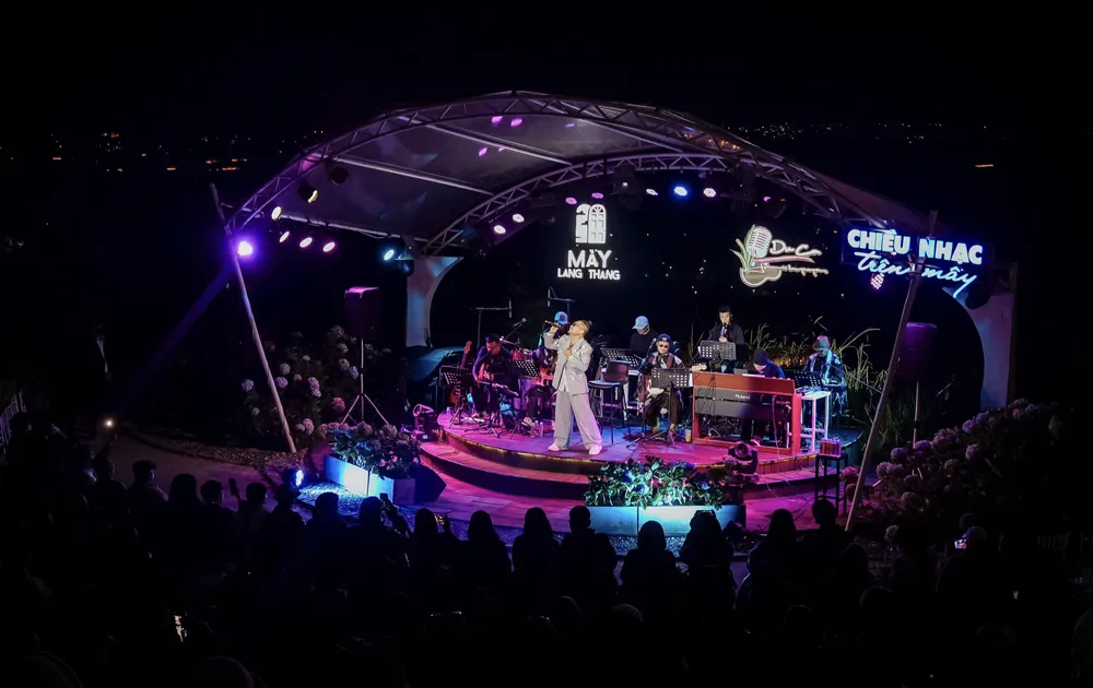 The "Cay" street music night accompanies the "Warm Clothes for School ...