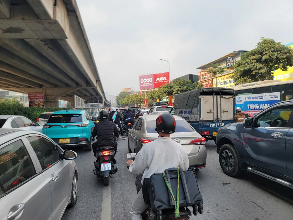 Hanoï : Nombreuses routes congestionnées, gares routières bondées.