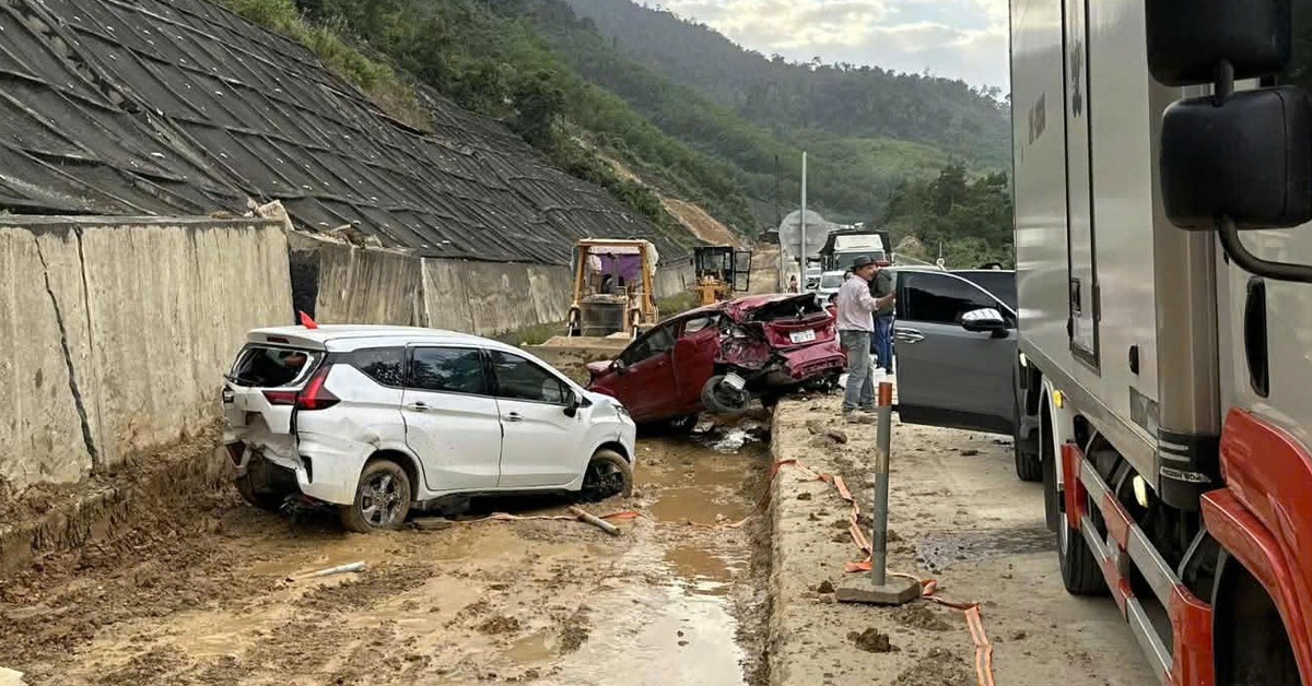 Massenunfall auf der Autobahn La Son - Hoa Lien, zahlreiche Fahrzeuge ...