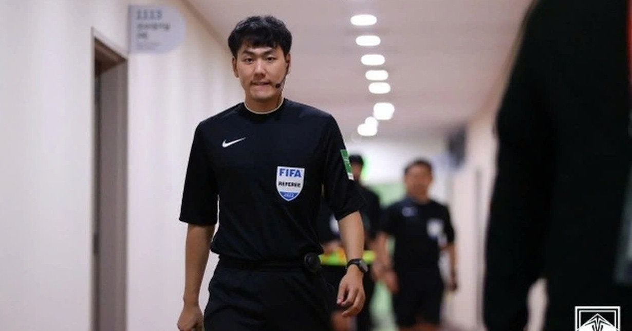 The referee with 'good luck' officiates the Vietnam U23 vs Jordan U23 ...