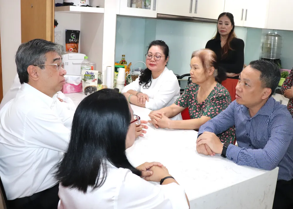 Przywódcy Ho Chi Minh City odwiedzają i składają kondolencje rodzinie ...