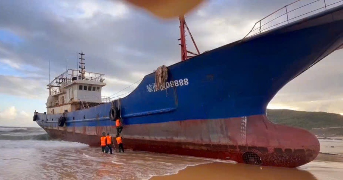 Inspecting the iron ship with Chinese characters that drifted and ran ...
