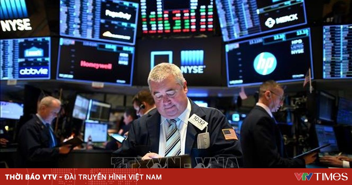 Wall Street hits new high.
