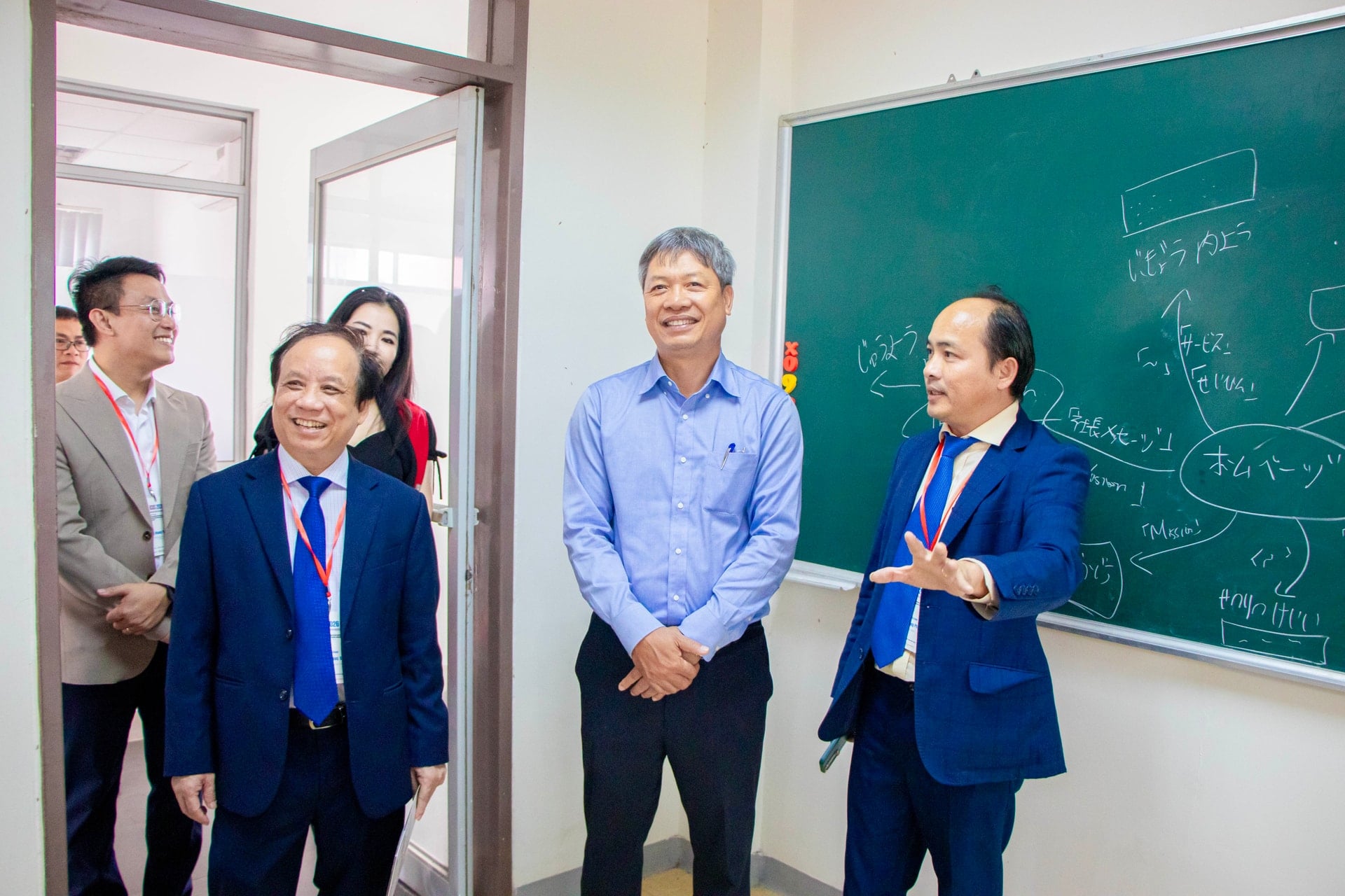 Da Nang University connects with the global semiconductor academic ...
