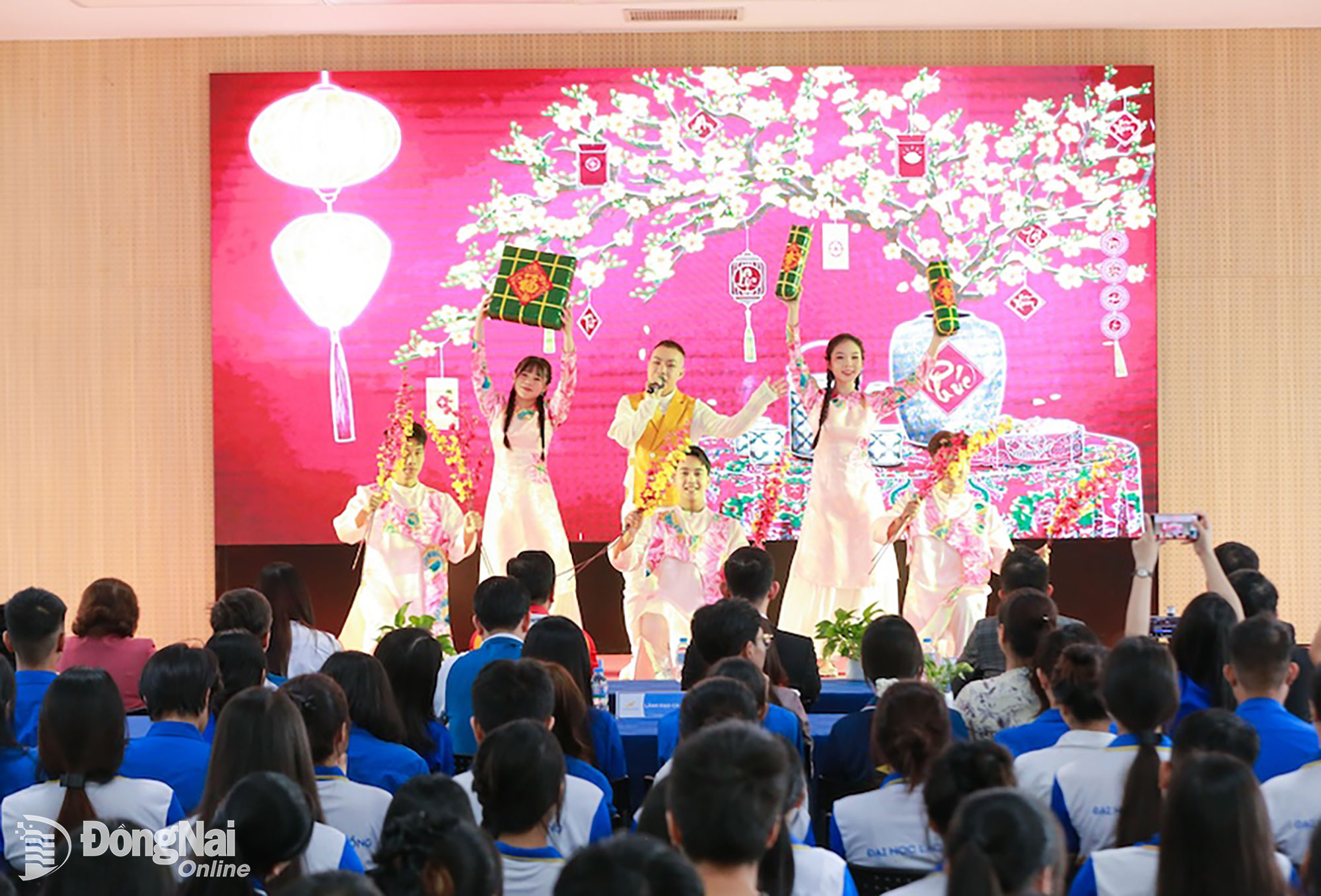 Lac Hong University supports over 400 students in returning home for ...