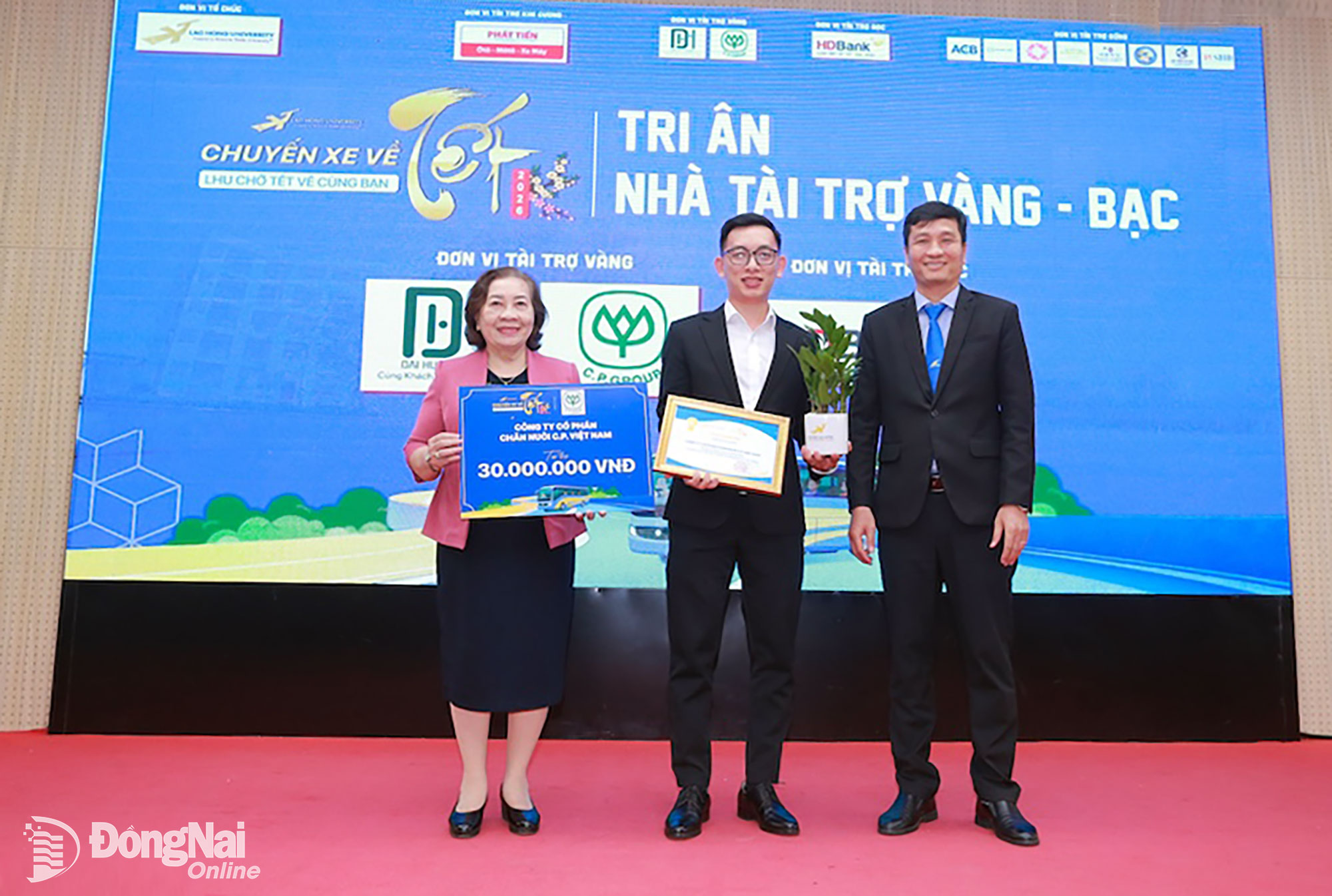 Lac Hong University supports over 400 students in returning home for ...