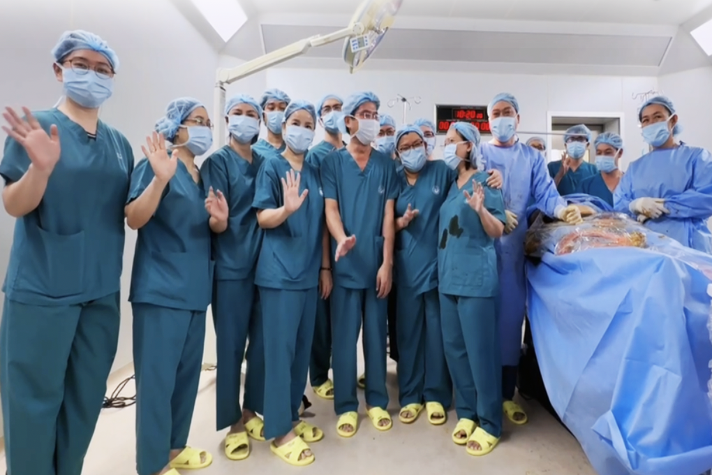 Des dizaines de médecins et d'infirmières de deux hôpitaux de Hô Chi ...