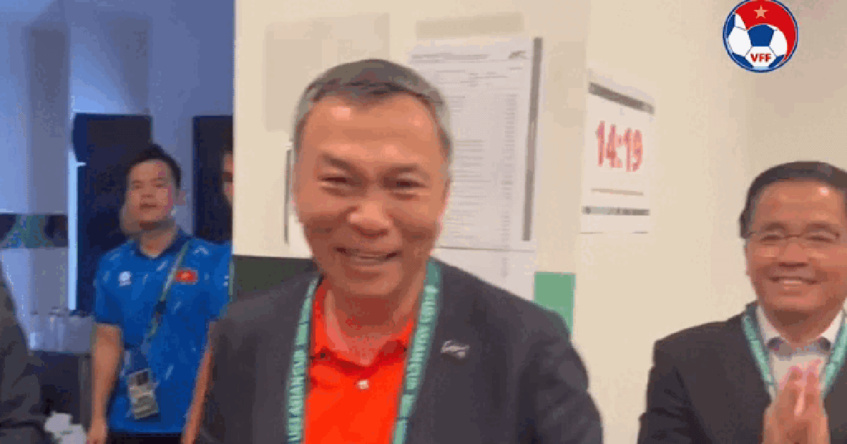 VFF President Tran Quoc Tuan went into the locker room to congratulate ...