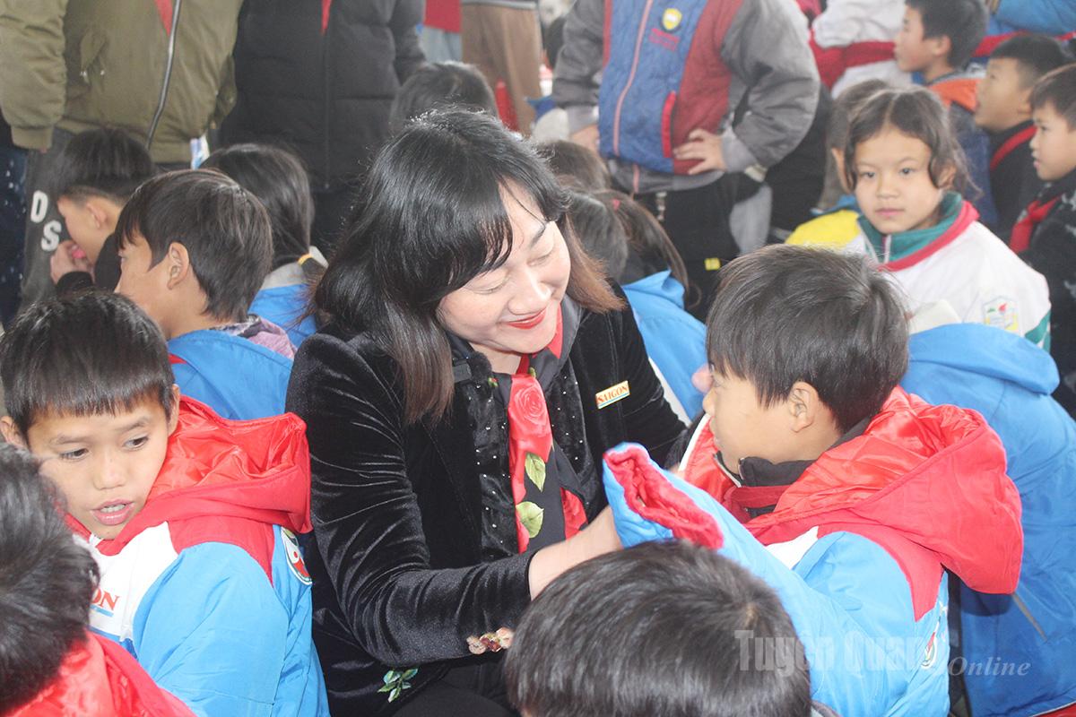 Saigon Liberation Newspaper donates warm clothes and scholarships to ...