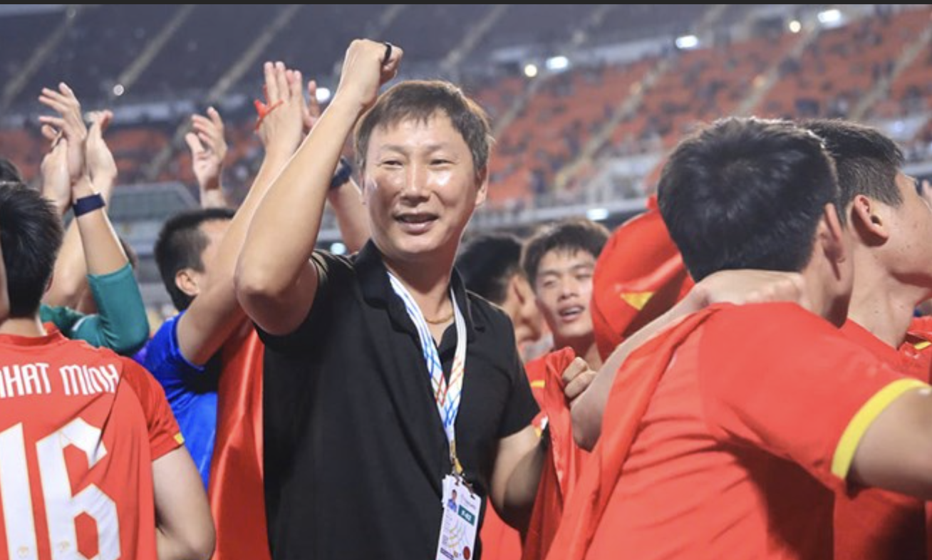 Coach Kim Sang-sik shares the story of the lucky black jersey.