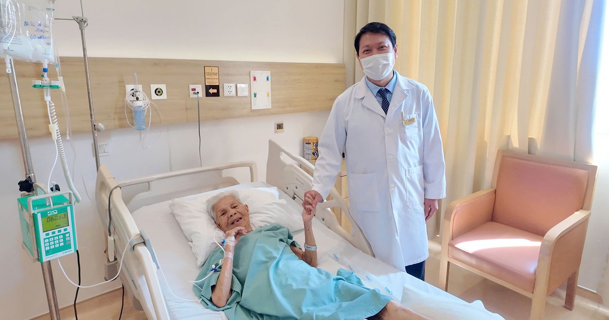 An 88-year-old stomach cancer patient recovers after surgery at Vinmec ...