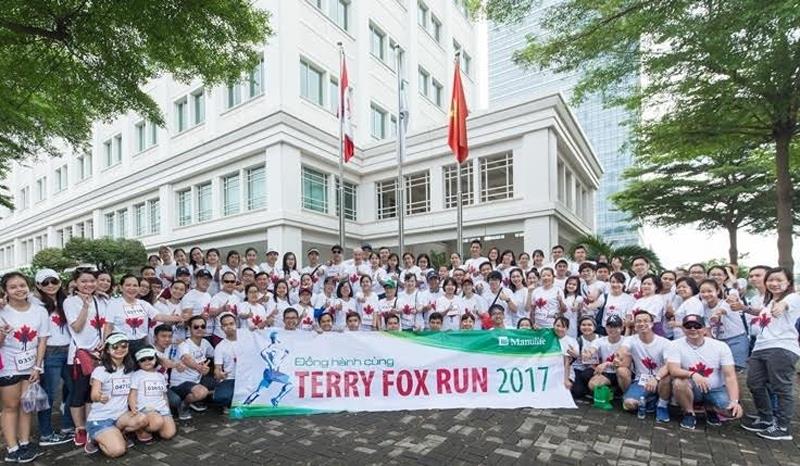 Manulife Vietnam verse près de 200 millions de VND au Fonds Terry Fox.