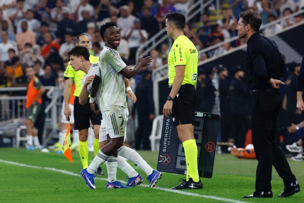 Simeone provokes Vinicius amidst the derby storm.