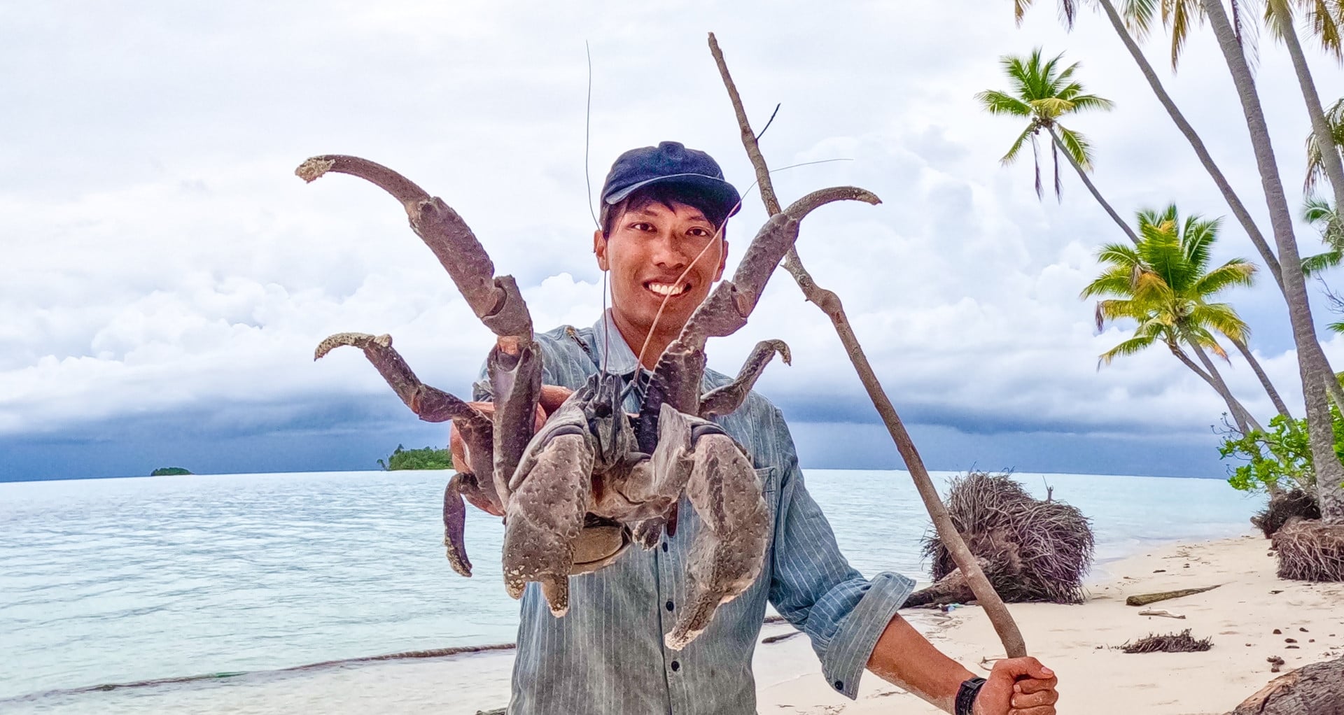 Vietnamese tourists live a wild lifestyle on a 'mysterious' island ...