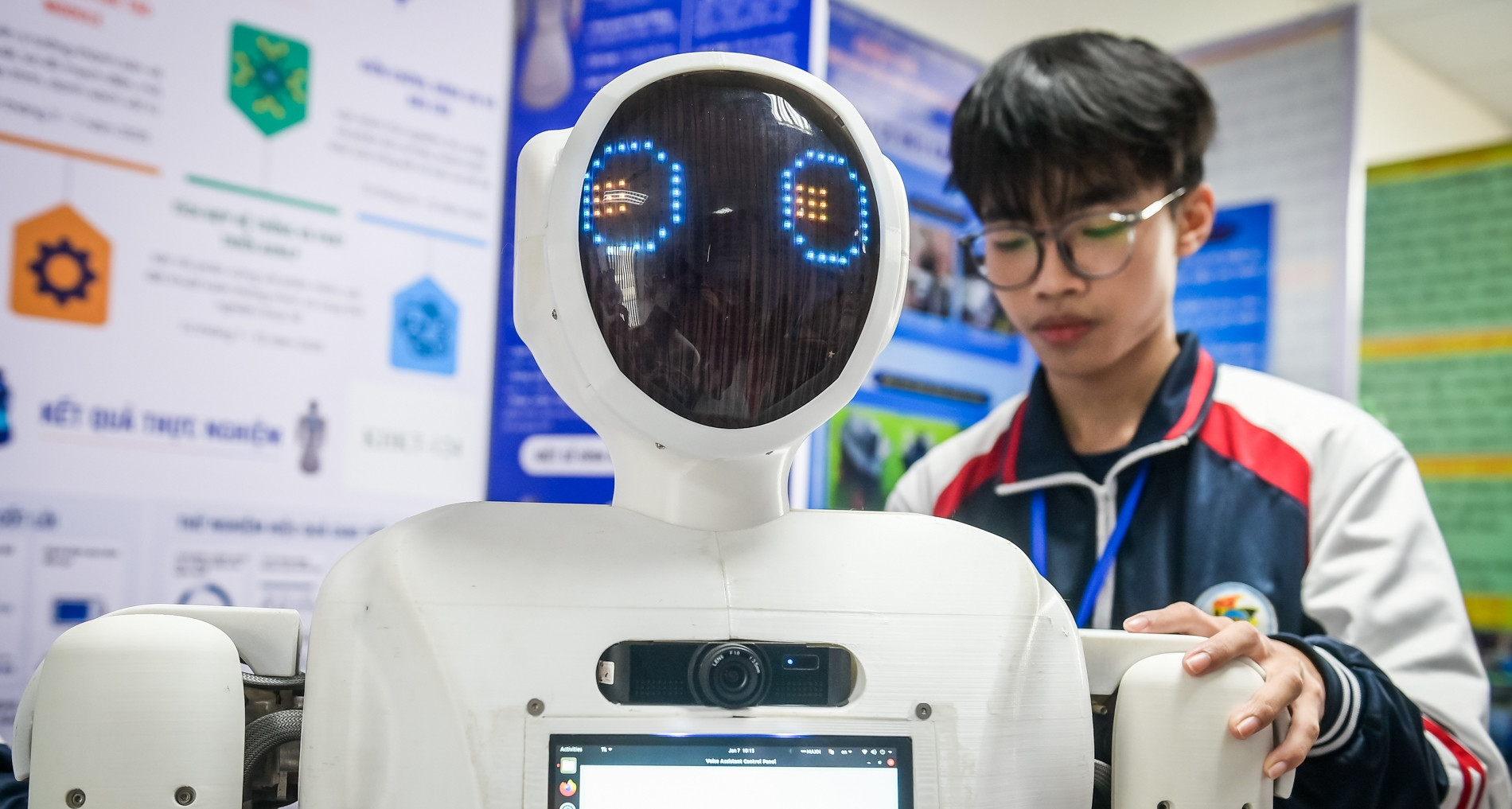 Two male students from Ninh Binh province have surprised everyone by ...
