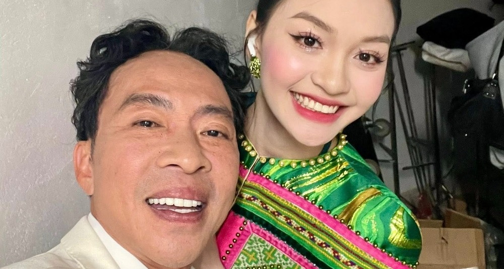 Meritorious Artist Viet Hoan beams alongside a young singer; beauty ...