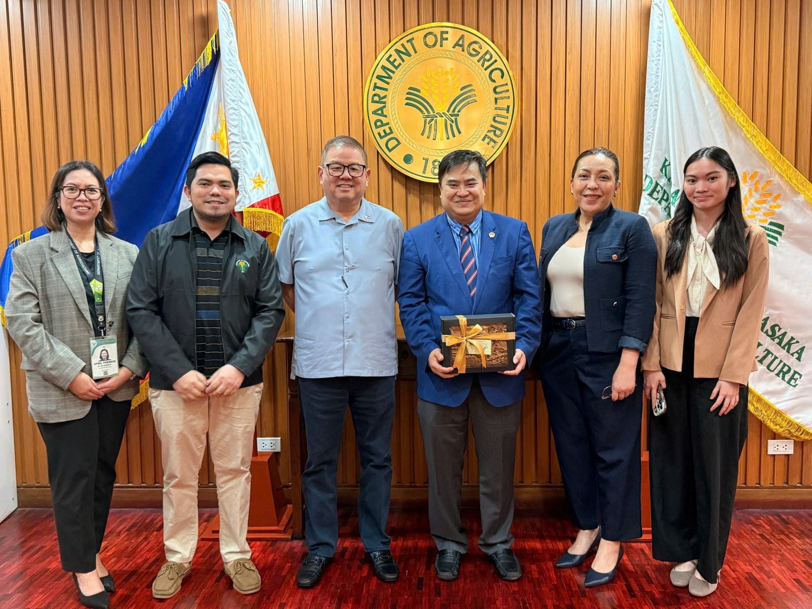 The Philippine Minister of Agriculture met and worked with the ...