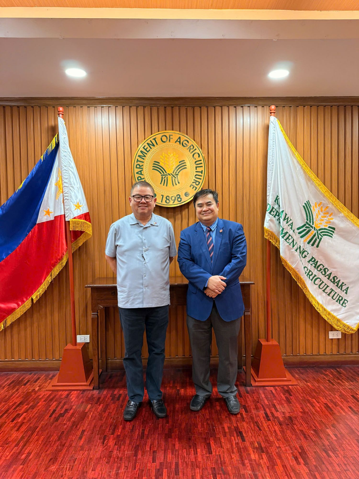 The Philippine Minister of Agriculture met and worked with the ...