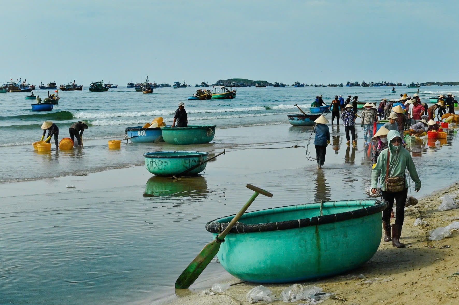 Découvrez la beauté rustique des villages de pêcheurs côtiers.