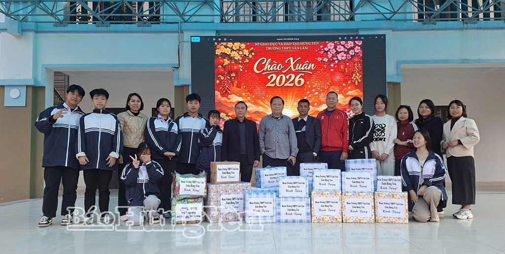 The youth of Lac Dao commune bring "Spring Volunteer" to students in ...