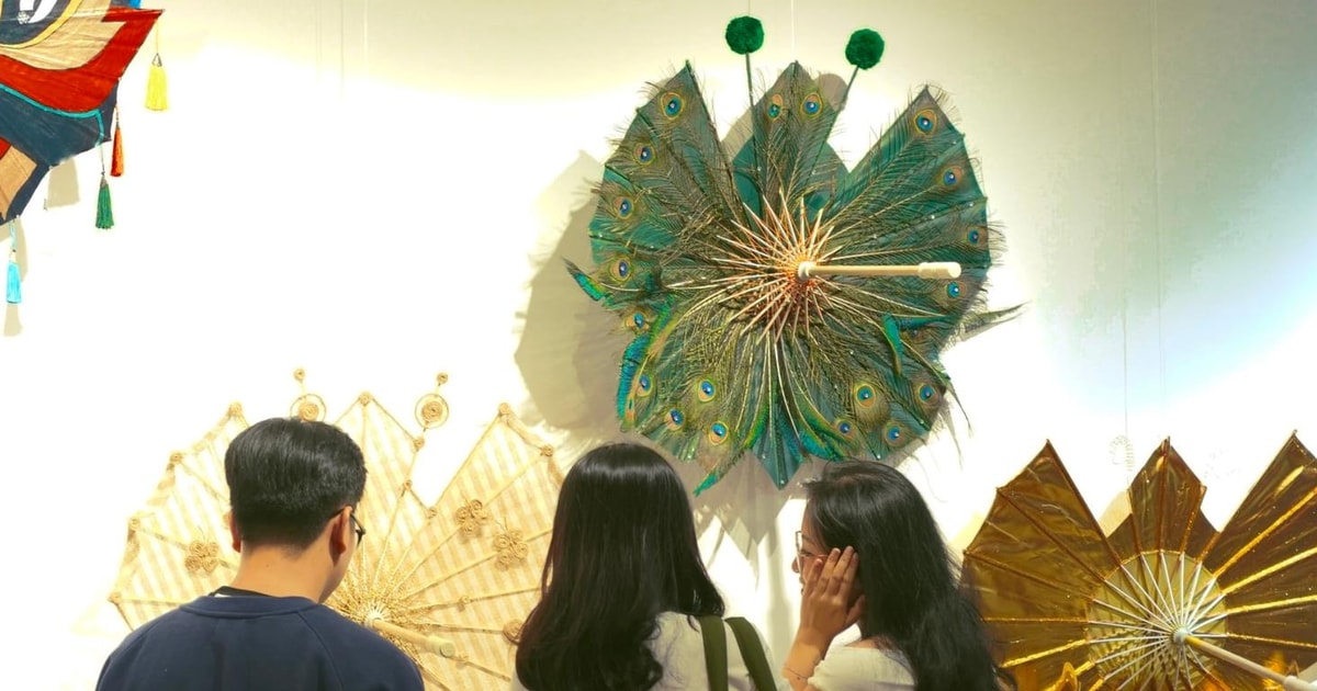 Continuing the legacy through the image of the parasol.