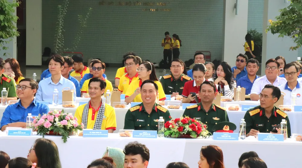 Nearly 1,500 students from the Ho Chi Minh City Academy of Cadres ...