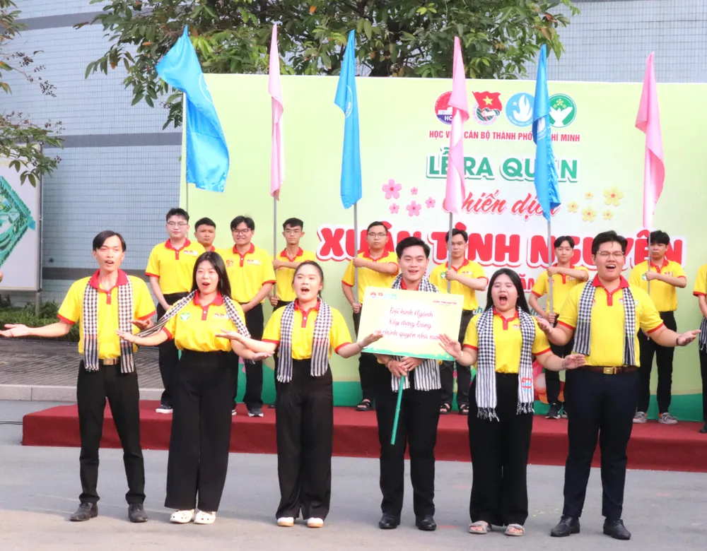 Nearly 1,500 students from the Ho Chi Minh City Academy of Cadres ...