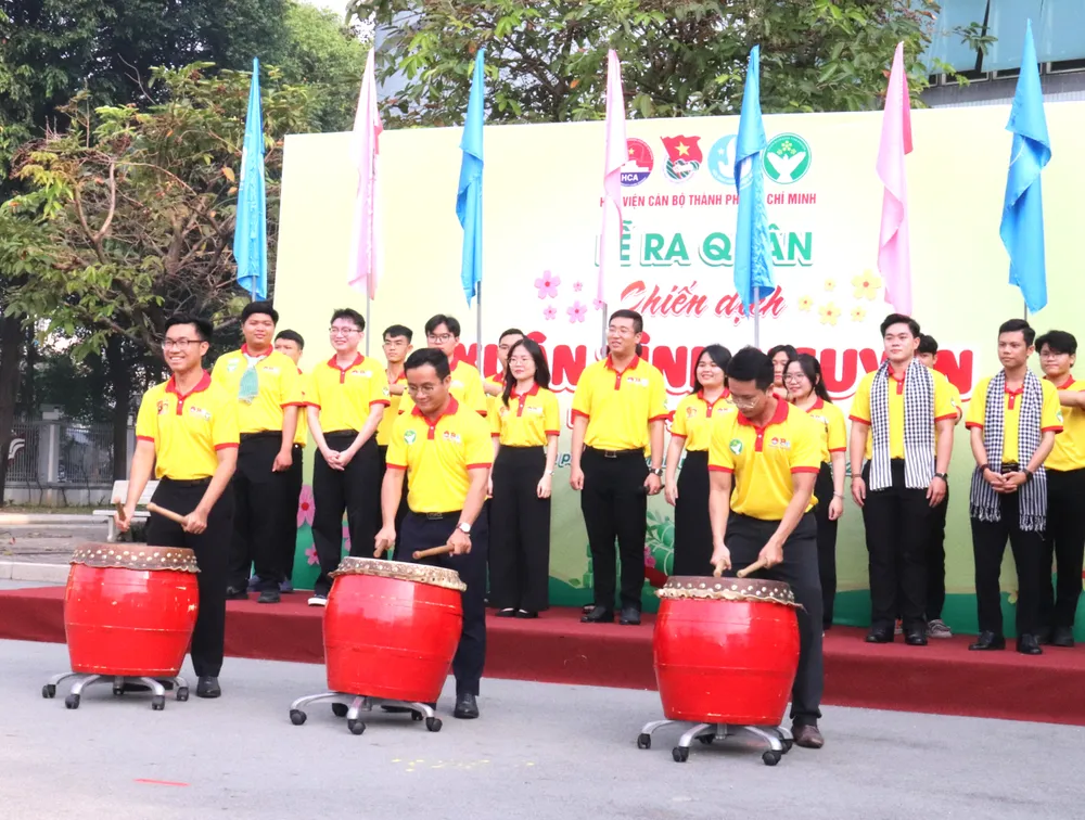Nearly 1,500 students from the Ho Chi Minh City Academy of Cadres ...