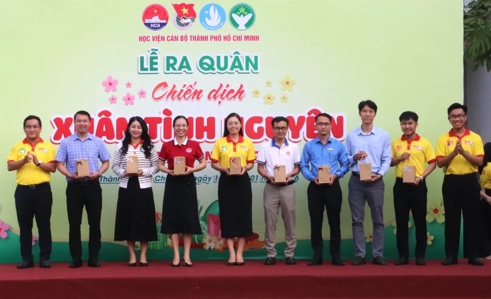 Nearly 1,500 students from the Ho Chi Minh City Academy of Cadres ...