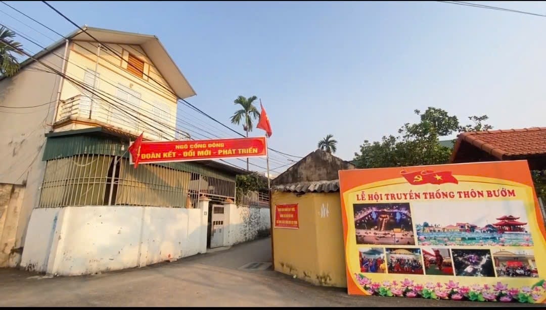 Le début du printemps dans les ruelles unies du Village des Papillons