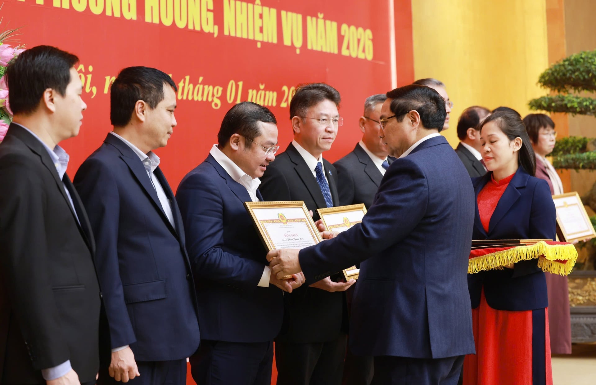 O secretário do Comitê do Partido Vinachem, Phung Quang Hiep, recebe um ...
