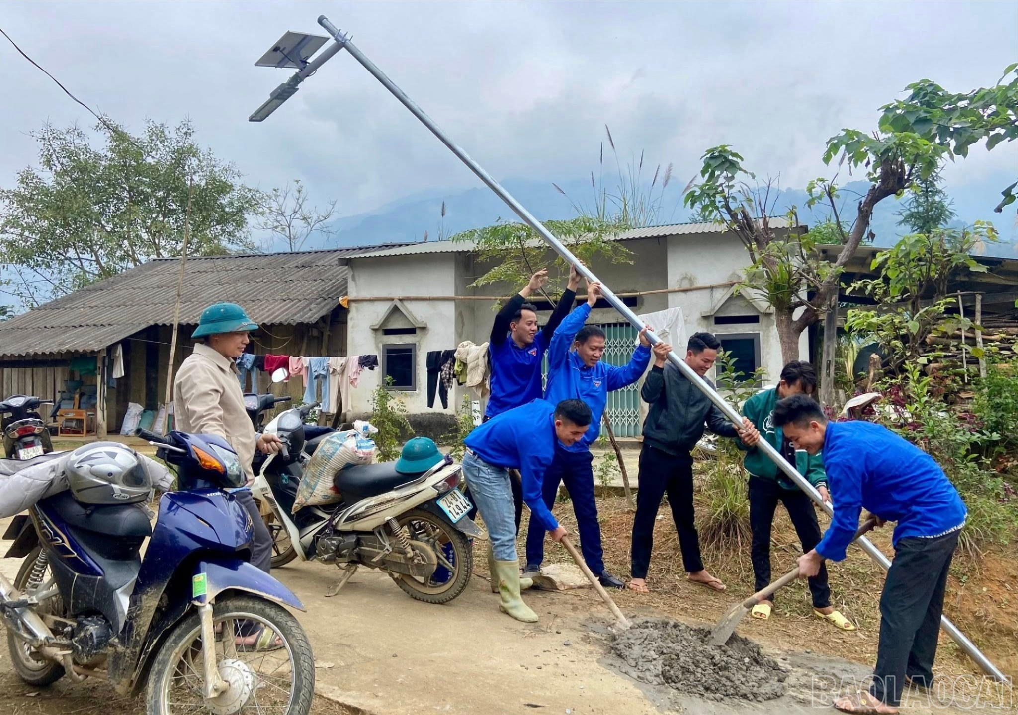 Bat Xat Commune: Inauguration of the "Lighting Up Rural Roads" project ...
