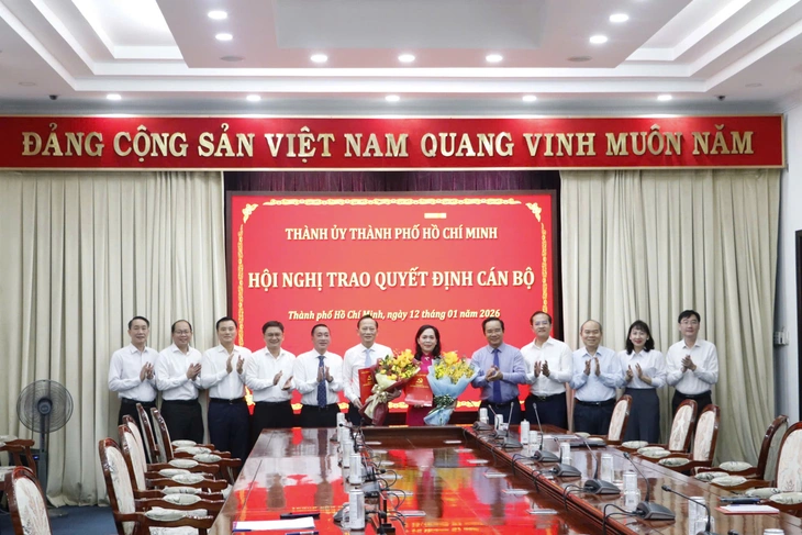 M. Tran Van Nam est le secrétaire du quartier de Xuan Hoa, à Hô Chi ...