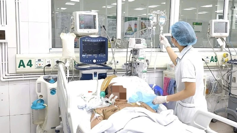 Enfermo gravemente debido a complicaciones de varicela a una edad temprana.